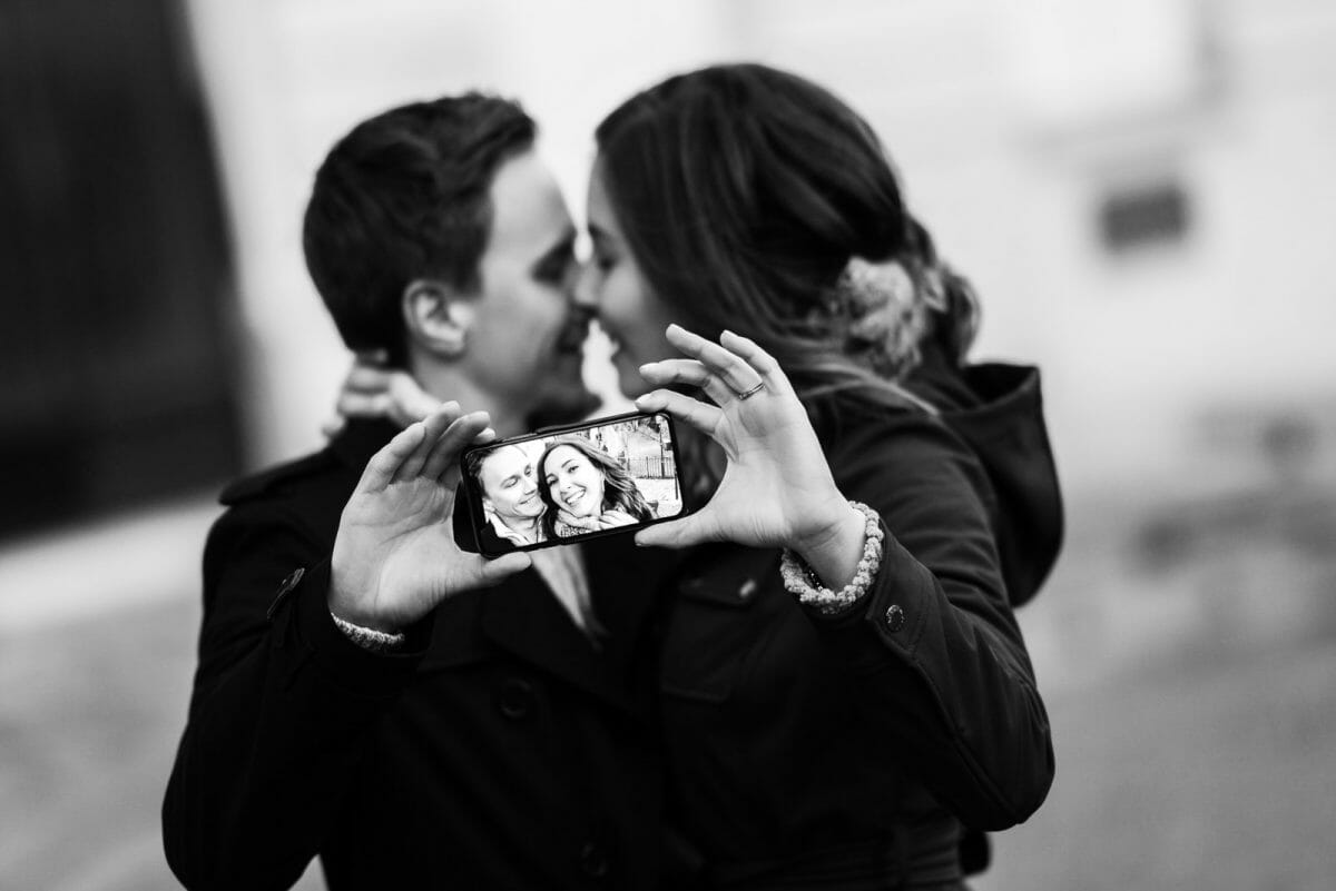 54 Creative Couple Photography Ideas - Kiss Me In Paris