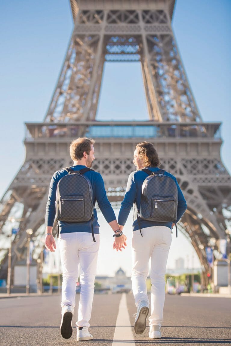 54 Creative Couple Photography Ideas - Kiss Me In Paris